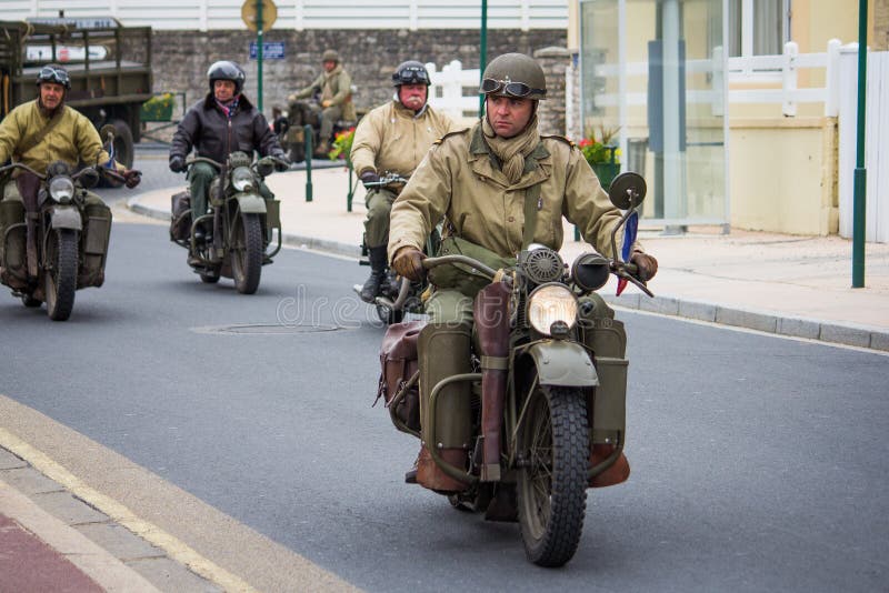 Convoi militaire image éditorial. Image du troupes, véhicule - 42058655