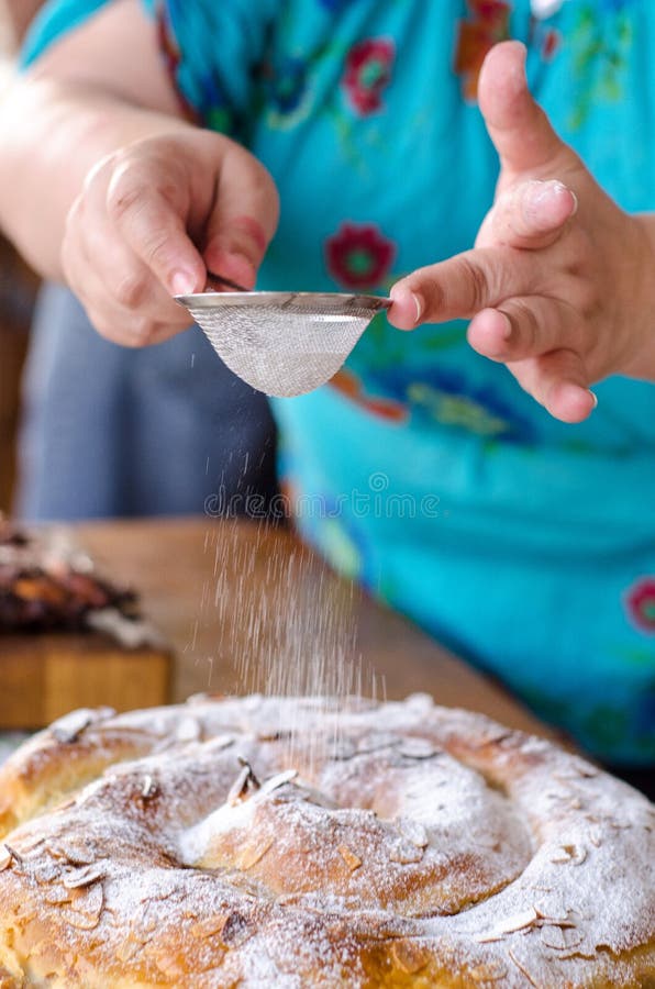 Cook Sprinkles Sugar on Cake Stock Image - Image of blue, sieve: 31534797