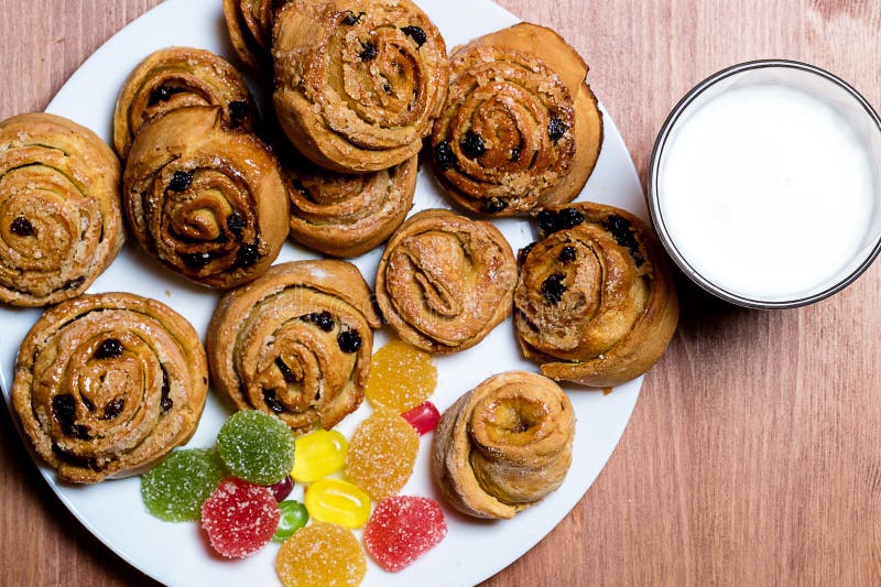 Cookies Caseiros E Doces Com Leite Em Uma Tabela De Madeira Foto de ...