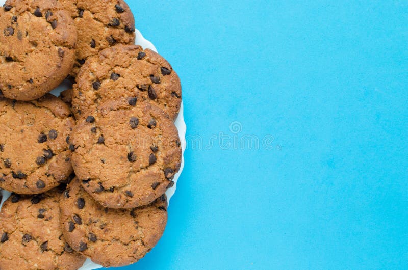 Cookies Com Chocolate Em Um Fundo Azul Foto de Stock - Imagem de ...