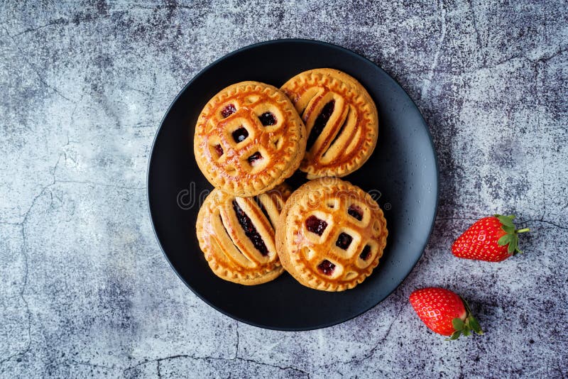 Cookies Com Recheio De Morango Na Placa Pastelaria Espanhola Imagem de ...