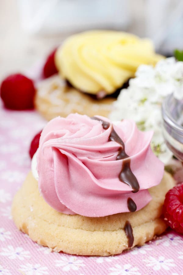 Cookies cor-de-rosa imagem de stock. Imagem de delicadeza - 40589281
