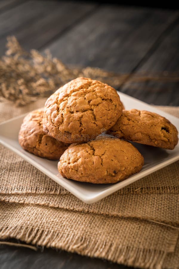 Cookies De Passa Da Farinha De Aveia Na Madeira Foto de Stock - Imagem ...