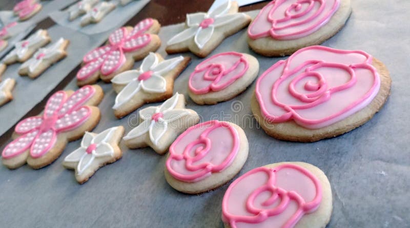 Cookies Do Rosa E a Branca Da Flor Imagem de Stock - Imagem de branco ...
