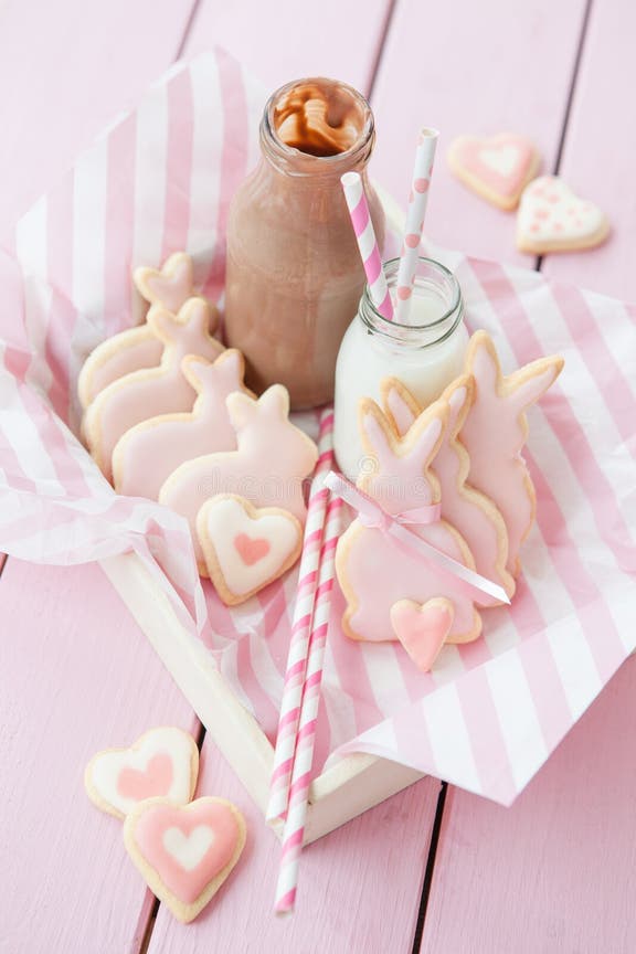 Cookies E Leite Cor-de-rosa Imagem de Stock - Imagem de brilhante ...