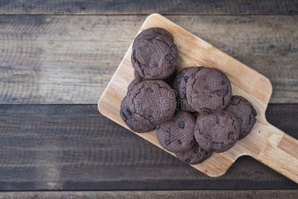 Cookies Em Uma Tabela De Madeira Foto de Stock - Imagem de biscoito ...