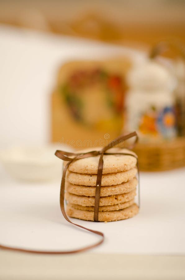 Cookies Lisas Com Fita Do Presente Foto de Stock - Imagem de chocolate ...