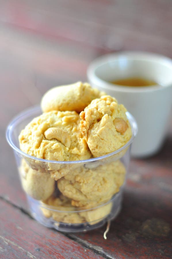 Cookies Na Tabela De Madeira Foto de Stock - Imagem de amarelo, redondo ...