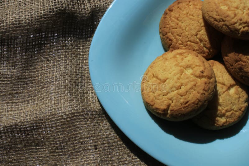 Cookies numa placa azul foto de stock. Imagem de autêntico - 157141050