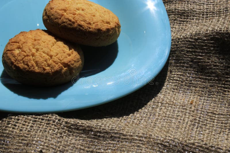 Cookies numa placa azul foto de stock. Imagem de feito - 167428066