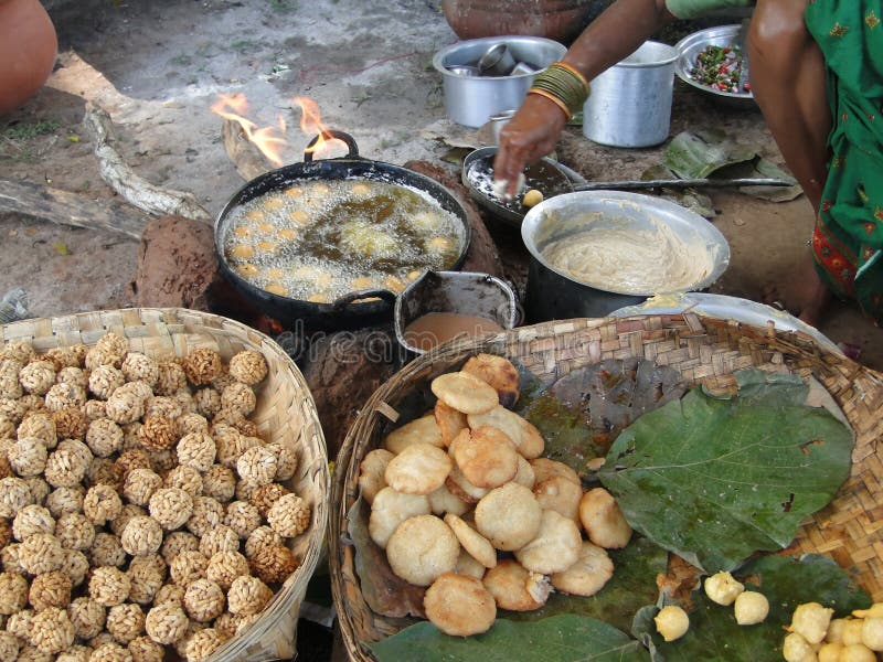 Cooking fried snacks stock image. Image of orissa, market - 12424013