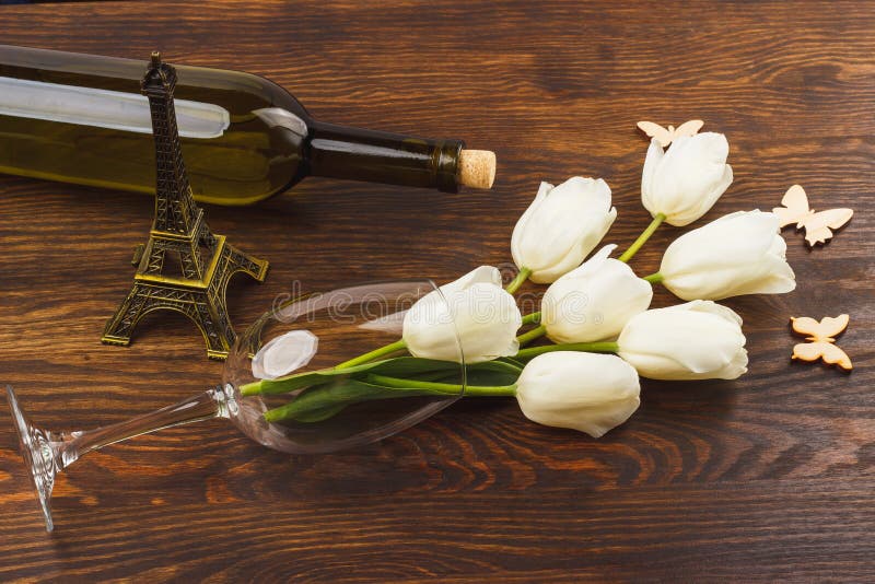 Copa Con Los Tulipanes Y La Botella Blancos De Vino Imagen de archivo ...