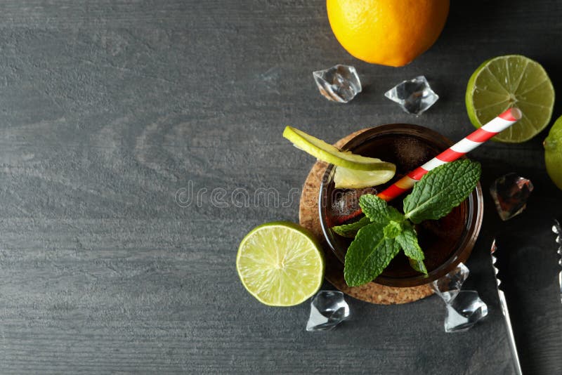 Copa De Cuba Libre E Ingredientes En El Espacio Oscuro De La Mesa Para ...