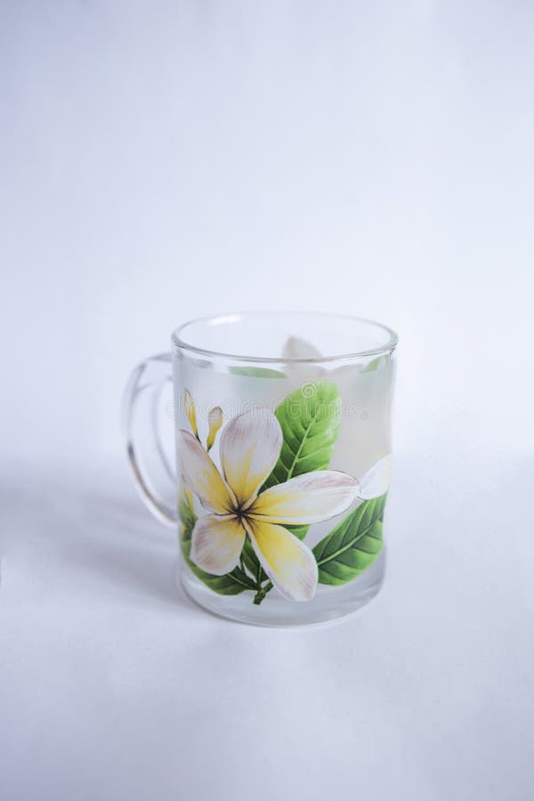 Copa De Vidrio Con Flor Sobre Fondo Blanco Imagen de archivo - Imagen ...