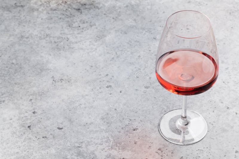 Copa de vino de Rose imagen de archivo. Imagen de alcohol - 138077703