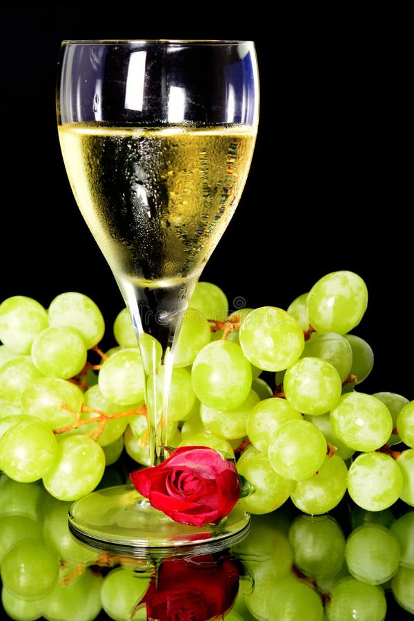 Copa de vino y uvas verdes foto de archivo. Imagen de platos - 33101936