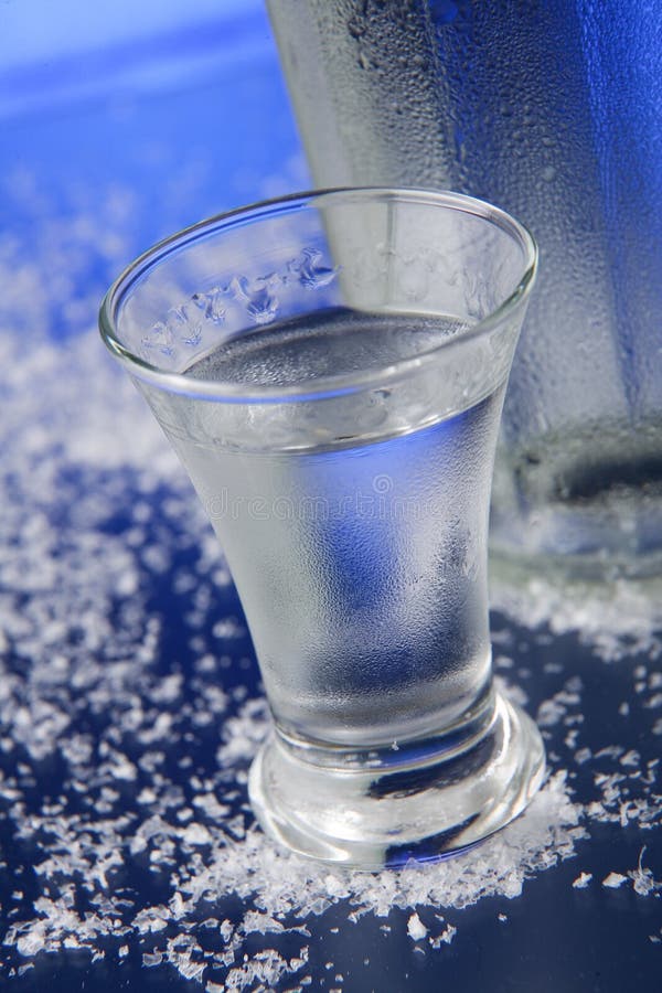 Copa de vino con vodka imagen de archivo. Imagen de licor - 5291531