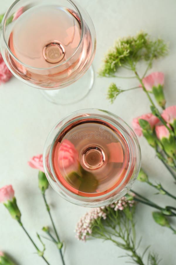 Copas De Vino Rosa Y Hermosas Flores Imagen de archivo - Imagen de ...
