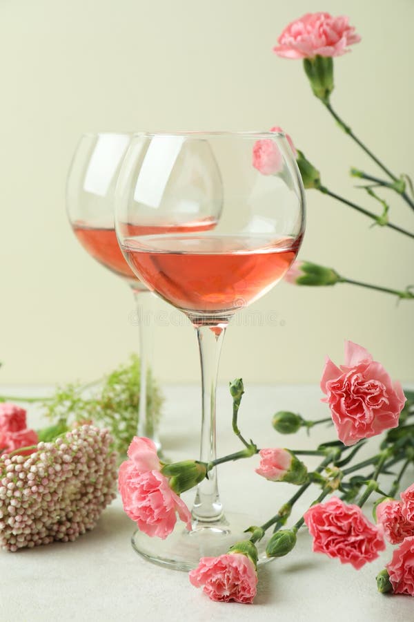 Copas De Vino Rosa Y Hermosas Flores Foto de archivo - Imagen de bebida ...
