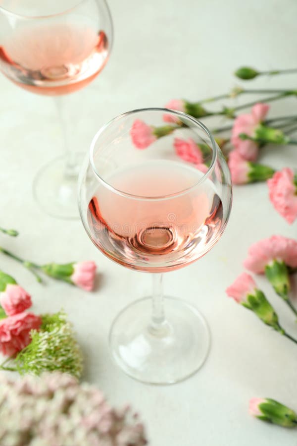 Copas De Vino Rosa Y Hermosas Flores Foto de archivo - Imagen de ...