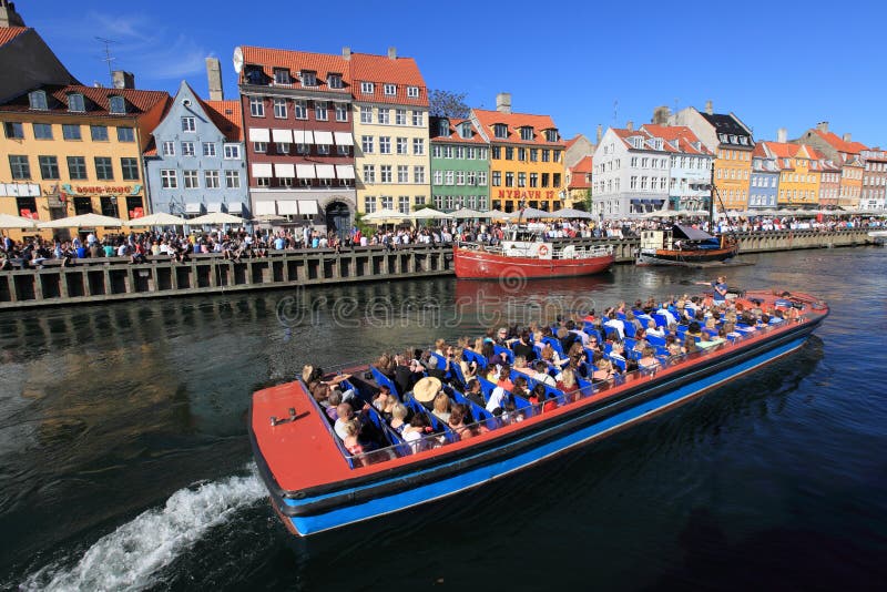 Nyhavn Hamn I Natten, Köpenhamn, Danmark Redaktionell Fotografering för ...