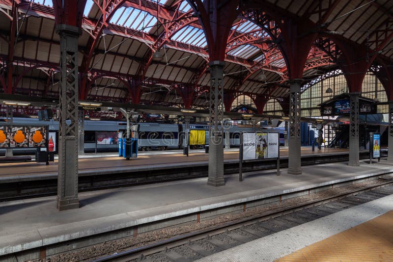 Copenhagen Train Station editorial photo. Image of passengers - 257736311