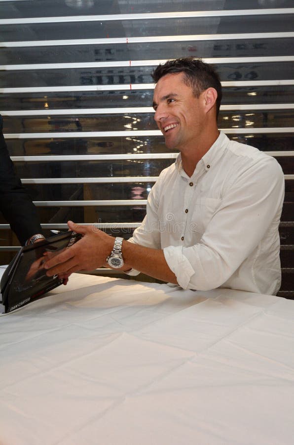 Copies De Signature De Dan Carter De Son Livre Image éditorial - Image ...