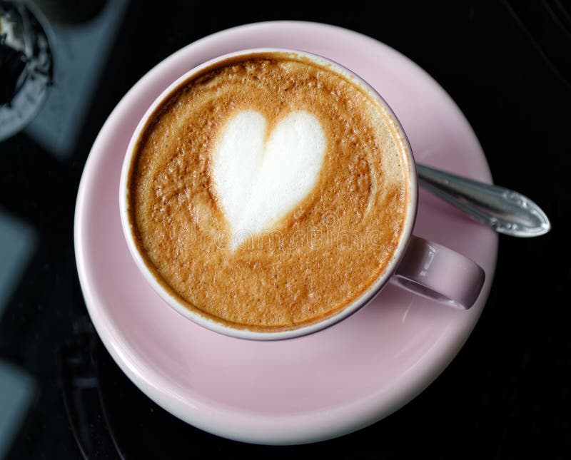 Copo Cor-de-rosa Do Cappuccino Imagem de Stock - Imagem de ruptura ...