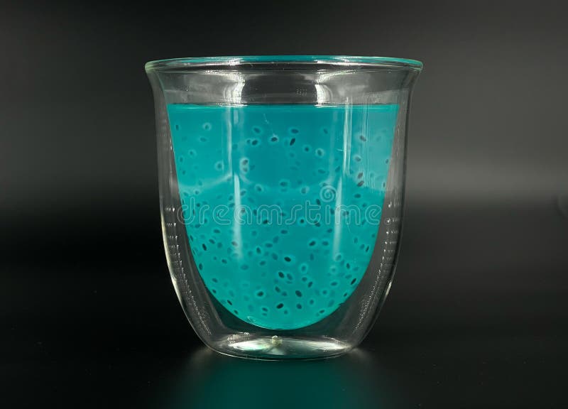 Copo De Vidro Transparente Com Sumo Duplo Imagem de Stock - Imagem de ...