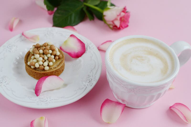 Copo Do Cappuccino E Bolo Saboroso Com Rosas Cor-de-rosa Foto de Stock ...