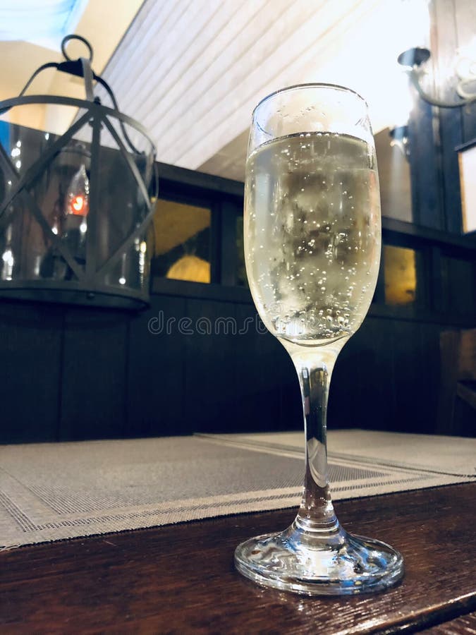 Copo suado de champanhe imagem de stock. Imagem de vinho - 258390253