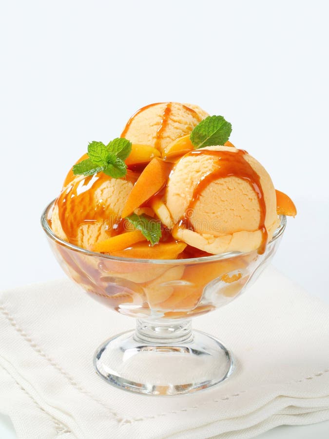 Coppa gelato fotografia stock. Immagine di albicocca - 28379604