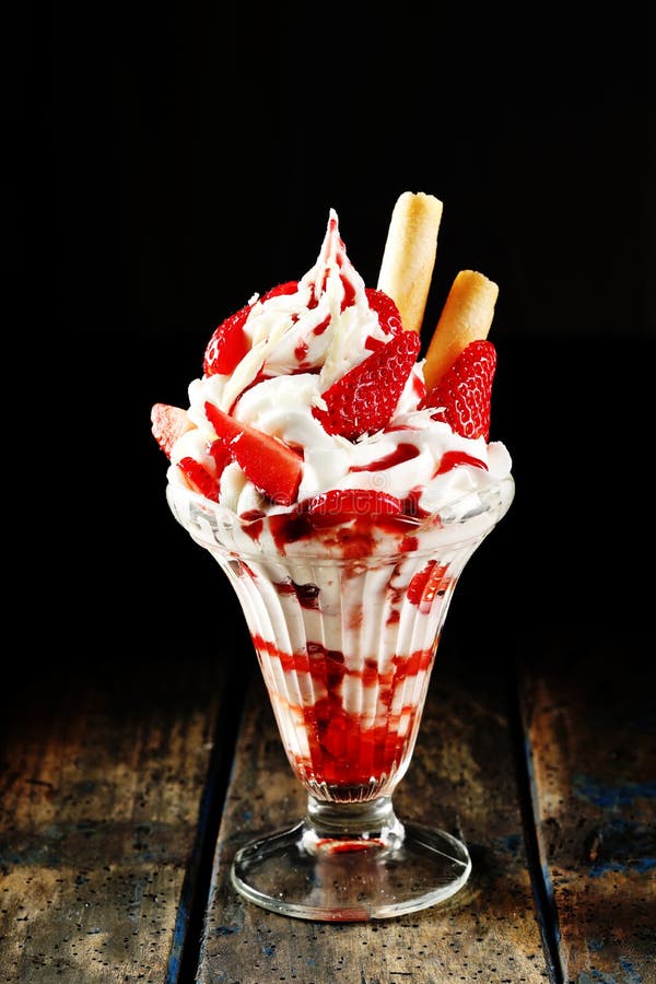 Coppa Gelato Con La Salsa Della Fragola Fotografia Stock - Immagine di ...