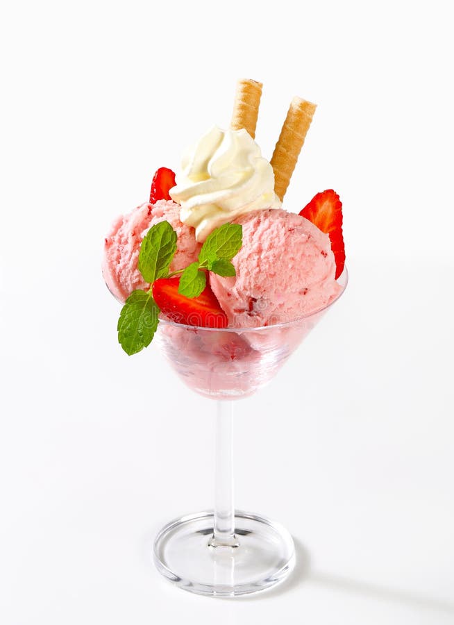 Coppa gelato della fragola immagine stock. Immagine di ossequio - 32015713