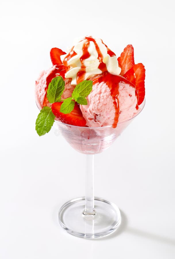 Coppa gelato della fragola fotografia stock. Immagine di paletta - 32015724
