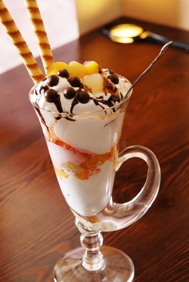 Coppa Gelato Della Vaniglia Immagine Stock - Immagine di vacanza ...