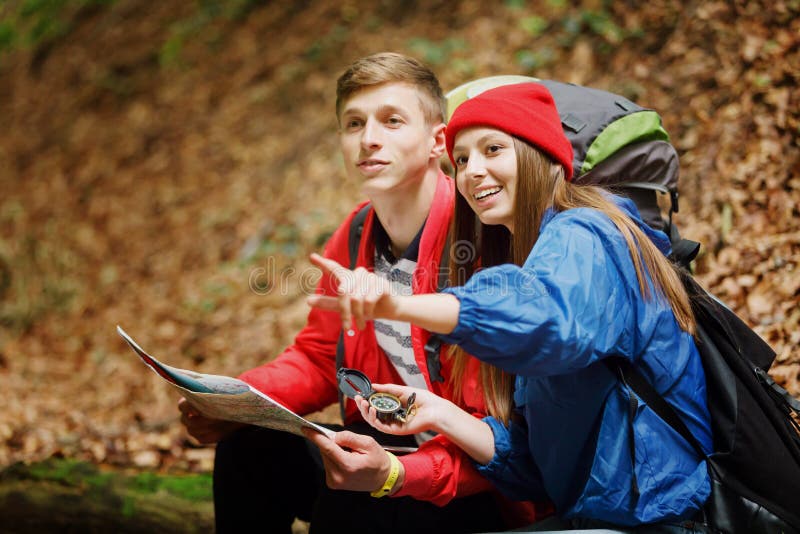 Coppia Con Map Walking Nel Forest Young Uomini E Donne Che Usano Una ... Coppia Con Map Walking Nel Forest Young Uomini E Donne Che Usano Una ...