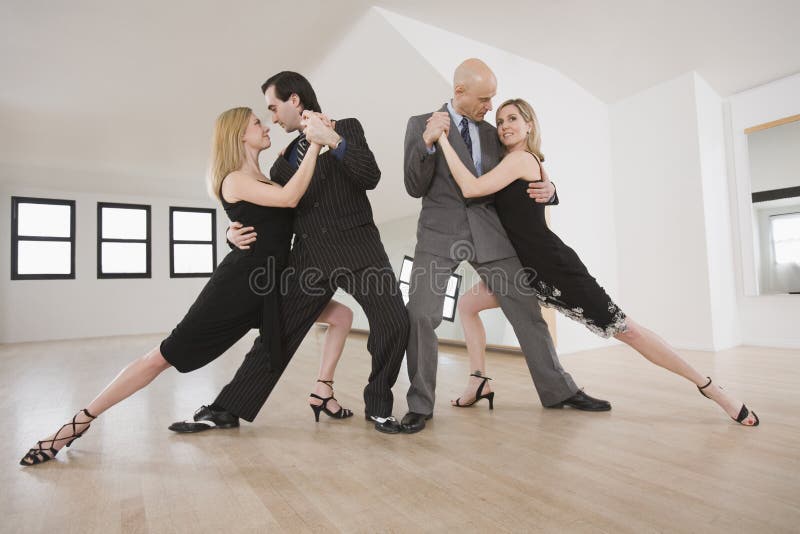 Tango Di Dancing Delle Coppie Immagine Stock - Immagine di amore ...