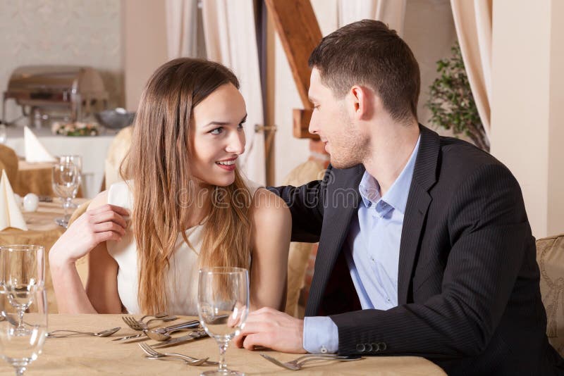 Una Coppia Che Parla E Ride Cena Nel Ristorante Di Fancy Fotografia ...