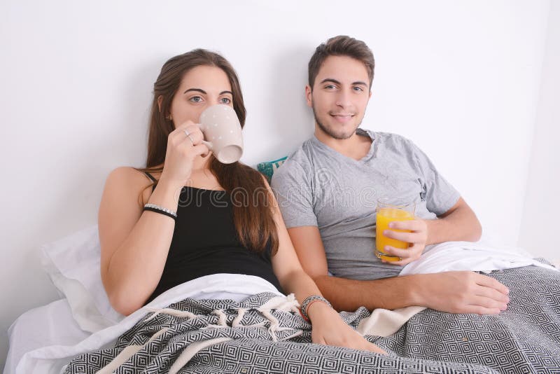 Coppie Che Mangiano Prima Colazione in Base Fotografia Stock - Immagine ...