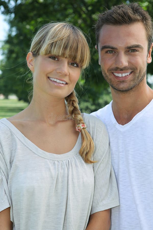 Coppie Che Posano Insieme All'aperto Immagine Stock - Immagine di ...