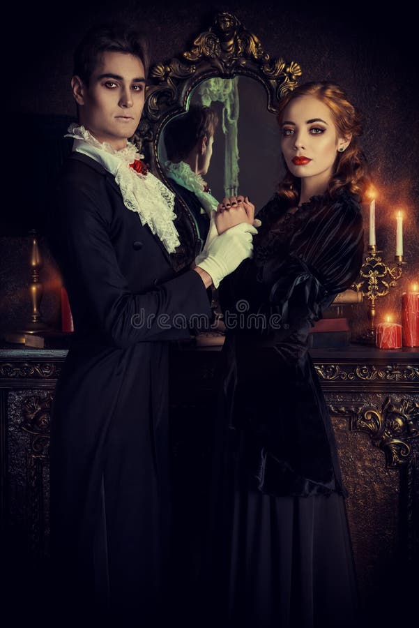 Coppie dei vampiri immagine stock. Immagine di zanna - 79214863