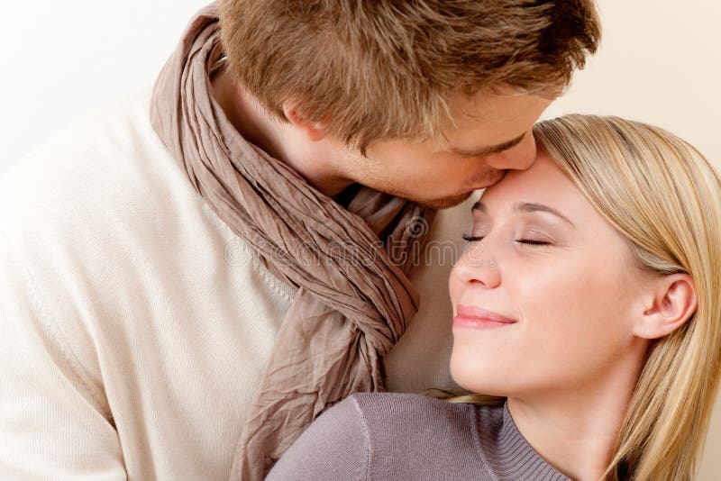 Coppie Nell'amore - Bacio Romantico Immagine Stock - Immagine di ...