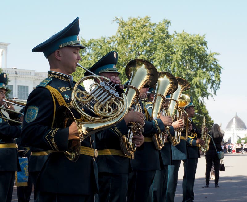 Joueurs De Cor D'harmonie Dans L'orchestre Image éditorial - Image du ...