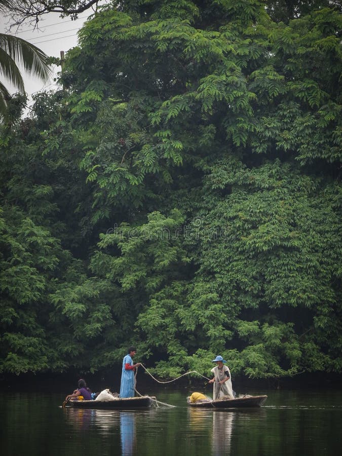 Coracle fishing editorial photography. Image of kerala - 98148837