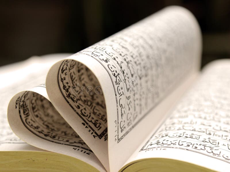 Corano Karim. Il Libro Sacro Dell'Islam. Testo Arabo Blu Luminoso Con ...