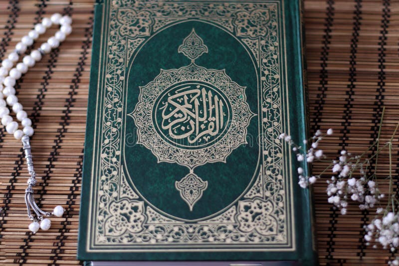 Pagine aperte del Corano immagine stock. Immagine di islam - 35302221