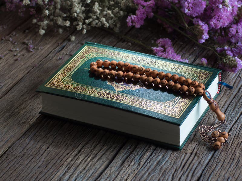 Corano O Kuran, Il Libro Sacro Islamico, Immagine Stock - Immagine di ...