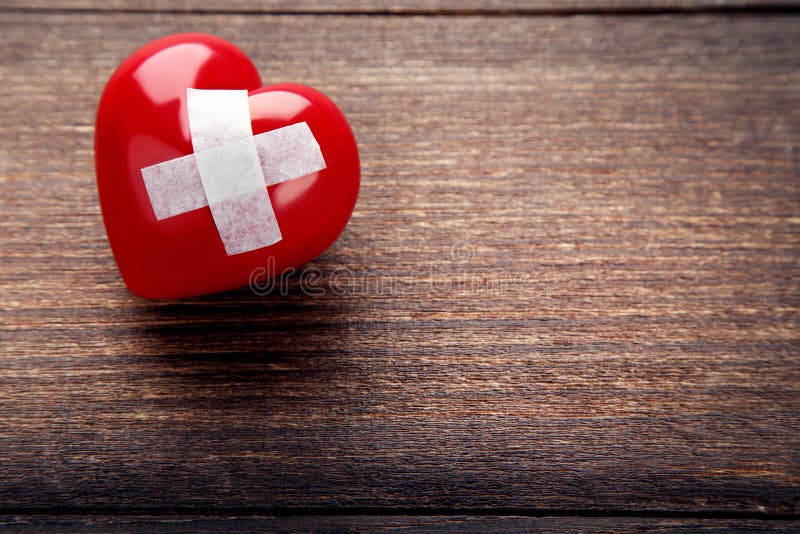 Corazón Con El Vendaje Adhesivo Foto de archivo - Imagen de vacaciones ...