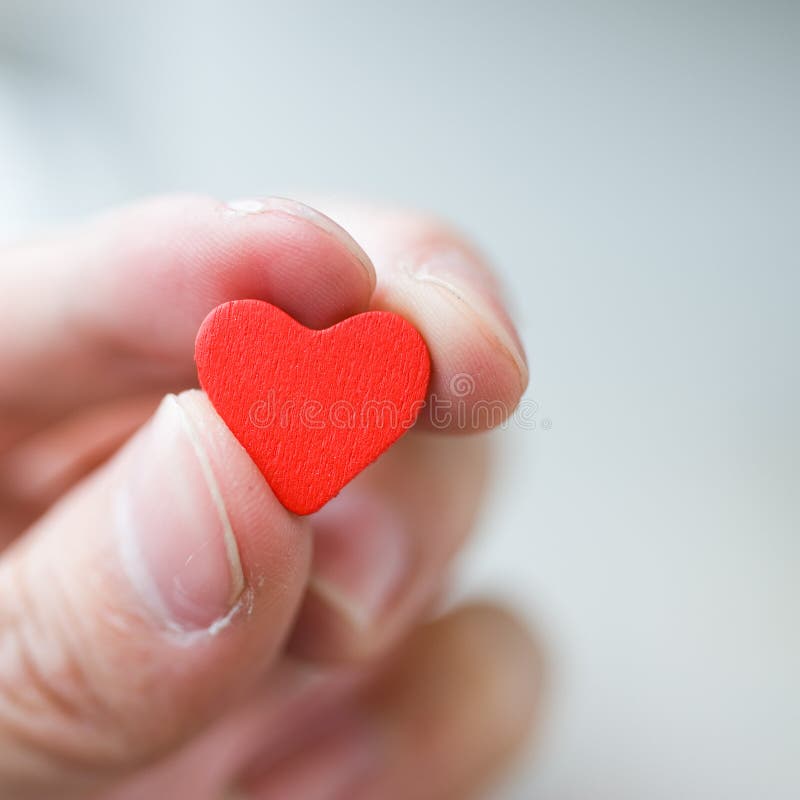 Corazón en las manos foto de archivo. Imagen de ayuda - 22921712